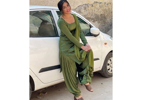 Sofia Ansari Salwar Suit Photos Viral On Social Media सोफिया अंसारी सलवार सूट पहनकर दिखाती हैं