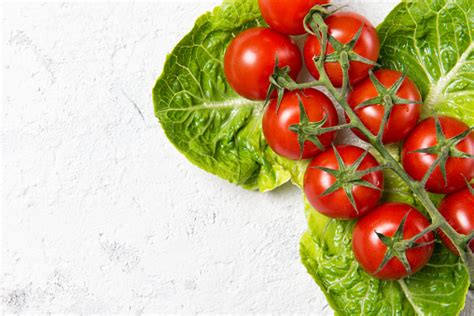 그린 샐러드에 잘 익은 빨간 체리 토마토 잎 돌 테이블 복사 공간 평면도 0명에 대한 스톡 사진 및 기타 이미지 0명 건강한 식생활 계절 Istock