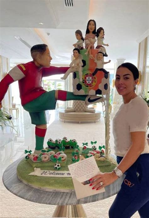 هدیه جالب به همسر رونالدو هنگام ورود به قطر عکس