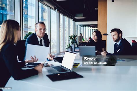 전문 남녀 비즈니스 사람들 의사 소통 상사와 회의 테이블에서 모의 화면 숙련 된 여성과 남성 재무 관리자 계획 전략 컴퓨터에 대한 스톡 사진 및 기타 이미지 Istock