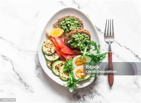 맛있는 아침 식사 삶은 달걀 훈제 연어 구운 호박 가벼운 대리석 배경에 아보카도 샌드위치 전망 0명에 대한 스톡 사진 및 기타 이미지 Istock