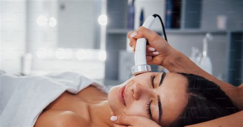 스파 살롱에 누워 얼굴 청소 절차를 밟는 여성의 모습을 닫습니다 사진 Unsplash의 건강한 피부 이미지