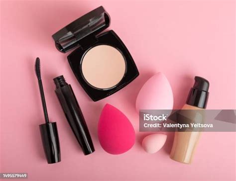 뷰티 블렌더 파운데이션 컨실러 블러셔 파우더 및 메이크업 브러쉬가 분홍색 배경에 있습니다 메이크업 아티스트 개념 복사 공간 얼굴 화장품 적용 비사기스 0명에 대한 스톡 사진