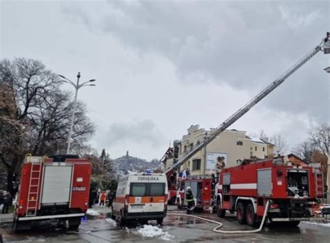 ОТ ПОСЛЕДНИТЕ МИНУТИ Емблематична сграда пламна в центъра на Пловдив загина възрастен мъж