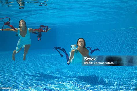 Foto De Moda Subaquática Festa Da Piscina Duas Mulheres Dançando Na