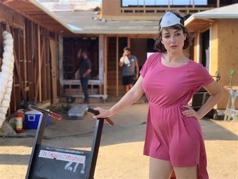 Foto De Milana Vayntrub With Curves All Over