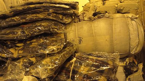 Чоловічі сорочки та светри в асортименті без ознак використання в загальній кількості 2700 шт