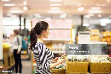 슈퍼마켓에서 낙농 제품을 선택 하는 여자 제품 정보를 읽고 소포에 대한 스톡 사진 및 기타 이미지 소포 슈퍼마켓 읽기 Istock