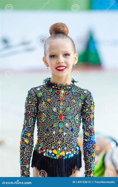 Sch Nes Kleines Aktives Turnerm Dchen Mit Ihrer Leistung Auf Dem Teppich Stockbild Bild Von