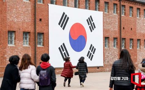 [포토]대형 태극기 바라보며 아시아경제