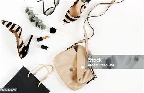 여성 패션 액세서리의 평면 위치 최고의 전망 베이지색 핸드백 선글라스 하이 힐 구두 흰색 바탕에 화장품 공간 복사 0명에 대한 스톡 사진 및 기타 이미지 Istock