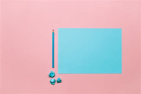 2 음색 분홍색과 파란 색깔 파란색 연필와 구겨진된 종이 공 종이 배경 텍스트와 디자인을 작성 하기 위한 빈 빈 0명에 대한 스톡 사진 및 기타 이미지 Istock