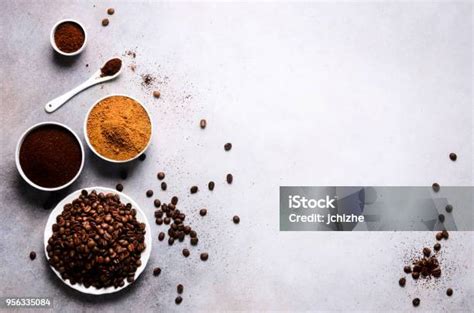 카페인 음료브라운 코코넛 설탕 커피 콩 지상과 밝은 배경에 콘크리트 복사 공간 인스턴트 커피를 만들기 위한 재료 보기 가기 배너 0명에 대한 스톡 사진 및 기타 이미지