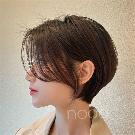 ️숏단발 볼륨매직 안녕하세요 숏컷스타일 전문 디자이너 누아헤어 허준입니다 숏단발 볼륨매직 스타일입니다 곱슬이 아니라 볼륨매직을 안해도 되지만 머리숱이 많고 두꺼워서