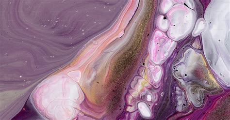 보라색과 흰색 유체 그림의 클로즈업 사진 Unsplash의 예술 이미지