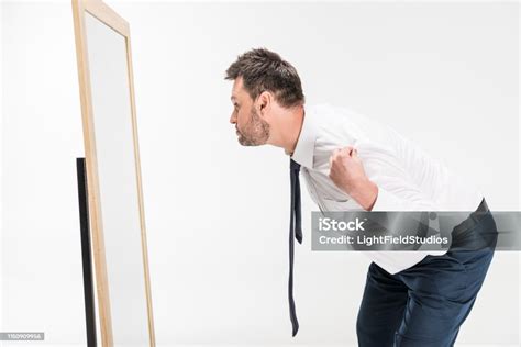 과 체중 남자는 공식적인 착용에 굽 힘과 흰색 절연 거울을 보고 허리를 구부리기에 대한 스톡 사진 및 기타 이미지 허리를 구부리기 거울 넥타이 Istock