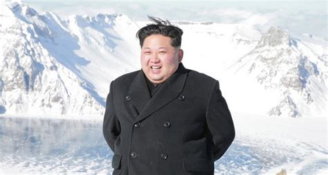미사일 쏘고 한가롭게 눈 내린 백두산 올라 ‘인생 사진 남긴 김정은 인사이트