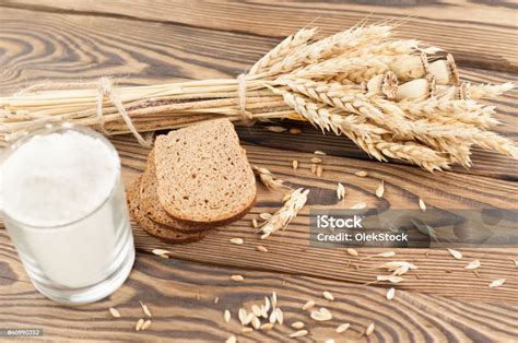 밀과 양 귀 비 많이 흩어져 곡물 및 빵과 오래 된 소박한 나무 판자에 유리에서 가루의 3 개 조각 한 번들 3가지 개체에 대한 스톡 사진 및 기타 이미지 Istock