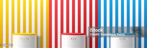 노란색 빨간색 파란색 흰색 세로 줄무늬 패턴 배경과 흰색 실린더 스탠드 연단 최소한의 벽 장면 모형 제품 디스플레이 추상 벡터 기하학적 형태 라운드 스테이지 쇼케이스 3차원