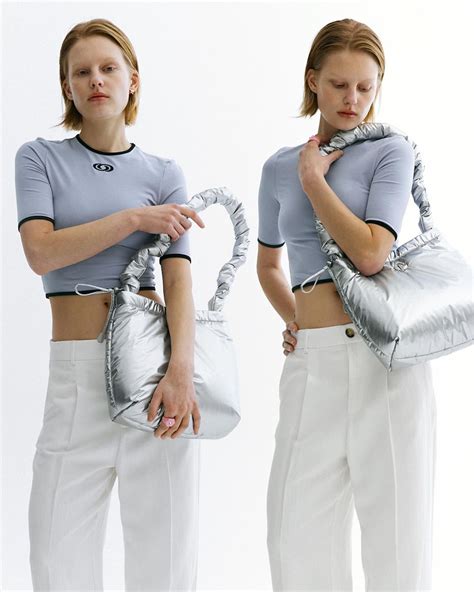 กระเป๋า Carlyn คืออะไร ทำไมสาวกแฟชั่นชาวไทยถึงยอมต่อคิวซื้อกันจนห้างแตก