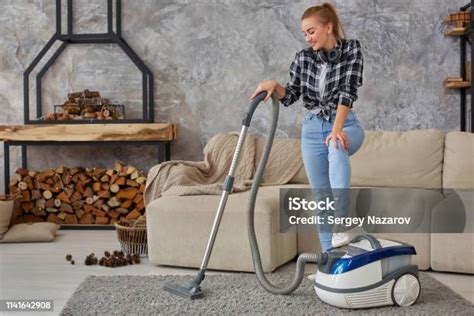 젊은 웃는 여자 거실 현대적인 스칸디나비아 인테리어 카펫을 청소 집 하우스키핑 개념 가사 집안일에 대한 스톡 사진 및 기타 이미지 가사 집안일 가정 생활 가정의 방