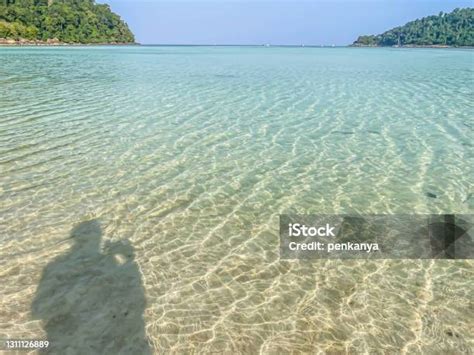 여성 관광객의 흐릿한 그림자는 여름과 여행 개념에 대한 흐릿한 섬과 푸른 하늘바다 배경에 휴대 전화로 풍경 사진을 찍습니다 개념에 대한 스톡 사진 및 기타 이미지 Istock