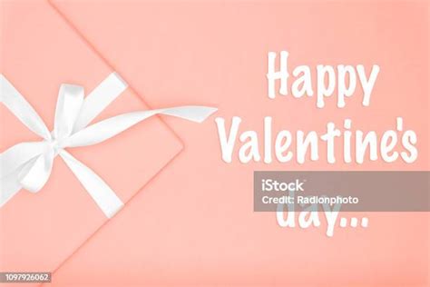 발렌타인 데이 인사말 카드 산호 살아있는 산호 색깔 종이 바탕에 흰 나비 리본으로 상자 선물 개념 장식 사랑 하루입니다 플랫이 하다 공간 복사 0명에 대한 스톡 사진 및