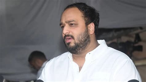 Zeeshan Siddique माझ्या जीवाला झिशान सिद्दीकी यांचा मुंबई