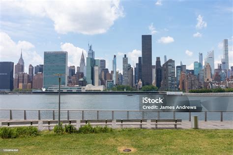 롱아일랜드 시티 퀸즈의 이스트 리버를 따라 헌터스 포인트 사우스 파크에서 바라보는 미드타운 맨해튼 스카이라인 공원에 대한 스톡 사진 및 기타 이미지 Istock