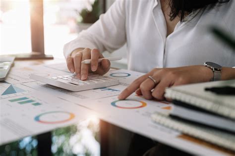 숫자를 계산하기 위해 계산기로 책상 사무실에서 일하는 비즈니스 여성 재무 회계 개념 경과보고에 대한 스톡 사진 및 기타 이미지 경과보고 경영자 경제 Istock