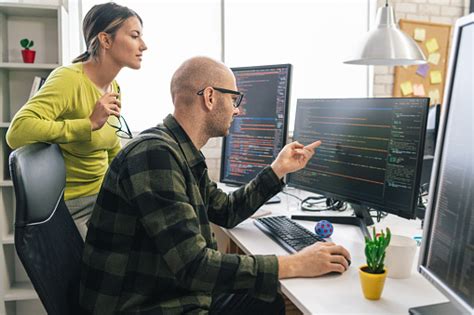소프트웨어 프로그래머는 html 코드와 데이터베이스를 분석하고 새로운 보안 시스템을 개발하기 위해 스크립트 아이디어를 브레인