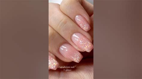 그라데이션네일 ☁️🩷핑크 그라에 핑크 반사 글리터 깔아주면 너무 완벽해💗 글리터네일 네일디자인 그라데이션 네일아트 네일아트디자인 네일디자인 네일쉐입