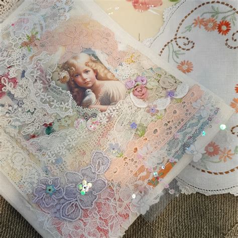 더파랑새광명펫자수🐶프랑스자수 염색했던 레이스조각들♡ 크레이지퀼트 샘플북에 들어갈 레이스패치샘플에 붙여주었다 사이즈도 조금 키우고 덧수로 마무리 시간이 꽤 오래