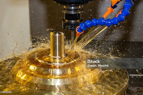 Cnc 밀링 기계는 오일 냉각수 방법으로 쉘 금형 부품을 절단합니다 0명에 대한 스톡 사진 및 기타 이미지 0명 Cnc 장치 Cutting Fluid Istock