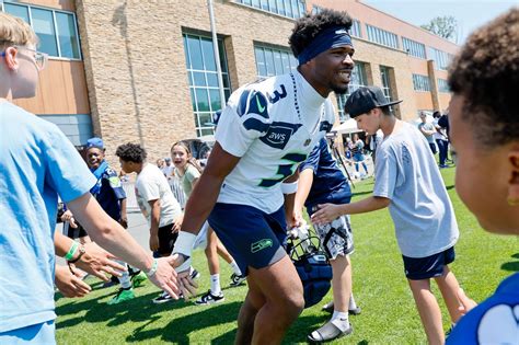 Seahawks Aj Barner Slides Into Starting Role After Noah Fants Release