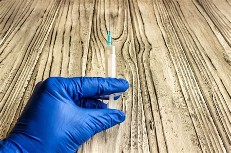 텍스트에 대 한 공간을 가진 나무 배경에 의료 주사기 파란색 장갑에 손을 0명에 대한 스톡 사진 및 기타 이미지 0명 건강관리와 의술 당뇨병 Istock