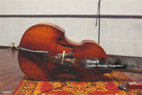 리허설 중 헤드폰을 끼고 있는 콘트라베이스 첼리스트 연주자 스튜디오에서 새 앨범 노래 사운드 녹음 마이크와 뮤지컬 밴드 오케스트라가 있는 첼로 바이올린 연주자 음악 제작 0