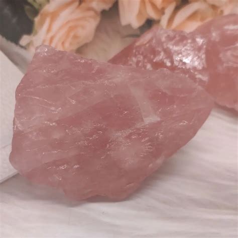 천연 원시 핑크 로즈 쿼츠 크리스탈 러프 스톤 표본 힐링 크리스탈 러브 천연석 미네랄 물고기 탱크 스톤 1 개돌