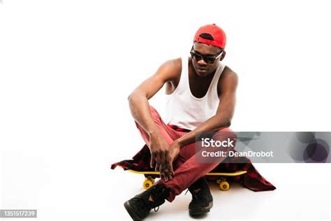스케이트 보드에 앉아 모자와 선글라스에 매력적인 아프리카 남자 가득 찬에 대한 스톡 사진 및 기타 이미지 가득 찬 건강한 생활방식 검은색 Istock