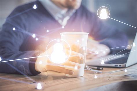 미디어 네트워크 테마 홀로그램 백그라운드에서 컴퓨터에서 작업 하는 남자와 홀로그램 인터넷 통신의 개념 이중 노출 개념에 대한 스톡 사진 및 기타 이미지 Istock