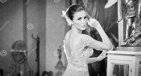 Красивая сексуальная женщина в белом платье шнурка в винтажном пейзаже Стоковое Изображение