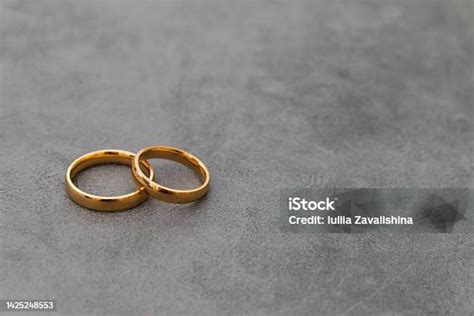저와 결혼해 주시겠어요 콘크리트 돌 회색 배경에 두 개의 황금 결혼 반지 약혼 결혼 제안 결혼식 개념 복사 공간이있는 결혼식 날 배너 결혼식 날 세부 사항 0명에 대한 스톡