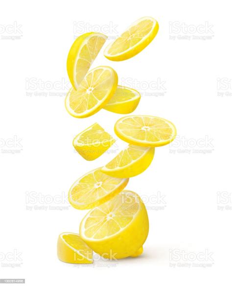 반 레몬 슬라이스와 흰색 배경에 떨어지는 비행 조각 벡터 일러스트레이션 레몬에 대한 스톡 벡터 아트 및 기타 이미지 레몬 3차원 형태 물이 튀는 Istock