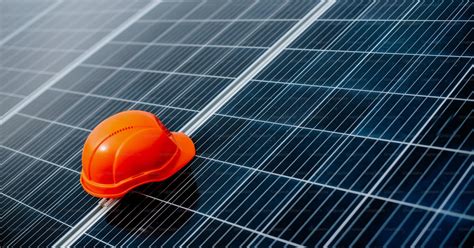 태양 전지판 위에 앉아 있는 안전모 사진 Unsplash의 직업적인 이미지