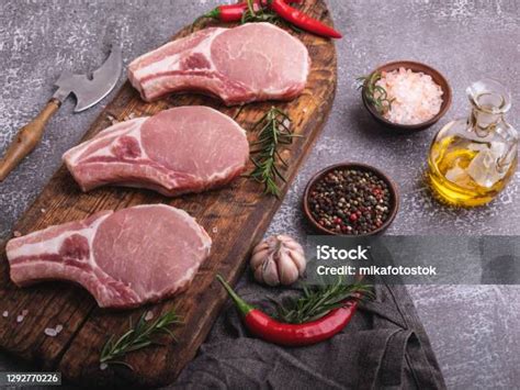 신선한 생 조각 고기 돼지 고기 쇠고기 보드에 뼈에 다진 향신료 고기에 대한 스톡 사진 및 기타 이미지 고기 날것 도마 요리 도구 Istock