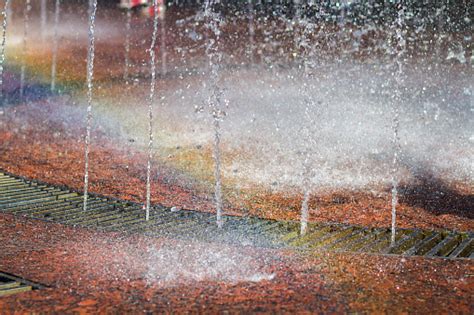 아름 다운 도시 분수의 닫습니다 분명 멋진 투명 한 물 빛나는 방울의 상승 크리스탈 얇은 스트림 튀는 여러 가지 빛깔된 흐린된 무지개 지역입니다 가냘픈에 대한 스톡 사진 및