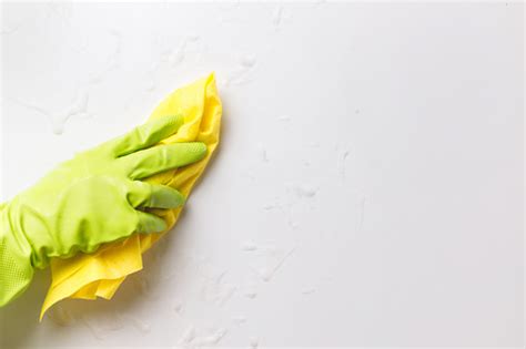 마이크로 화이버 걸레로 녹색 장갑을 끼고 세제 폼으로 흰색 표면을 청소하십시오 가사 집안일에 대한 스톡 사진 및 기타 이미지 가사 집안일 가정 생활 가축 Istock