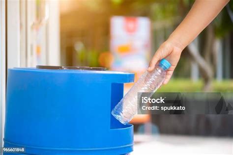 세계 환경의 날 6 월 5 일입니다 여 자가 손을 들고 고 쓰레기 휴지통으로 플라스틱 병 폐기물을 퍼 팅 가방에 대한 스톡 사진 및 기타 이미지 Istock