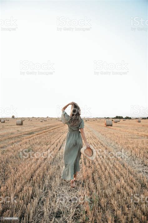 짚 더미를 들고 수확한 들판에 서 있는 젊은 여자 복사 공간이 있는 농업 배경 여름과 가을 수확 개념입니다 작물에 대한 스톡 사진 및 기타 이미지 Istock