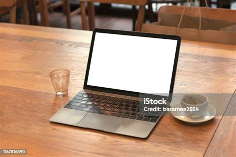 카페에서 나무 테이블에 Mockup 창조적 인 디자인을위한 컴퓨터 노트북 빈 화면 0명에 대한 스톡 사진 및 기타 이미지 0명 광고 노트북 Istock